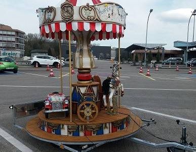nostalgisches Mini-Karussell auf PKW Anhänger