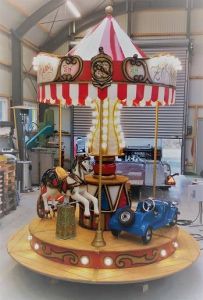 Mini-Karussell auf Anhänger