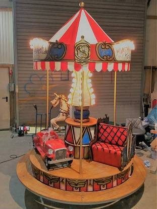 nostalgisches Mini-Karussell auf PKW Anhänger