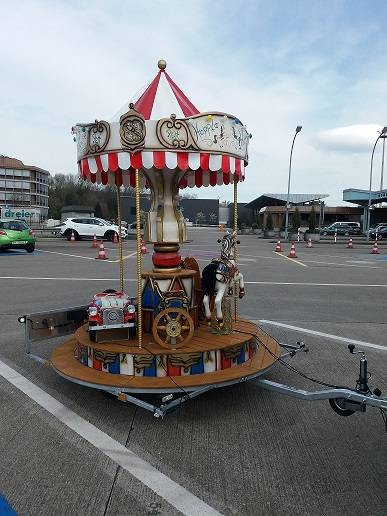 nostalgisches Mini-Karussell auf PKW Anhänger