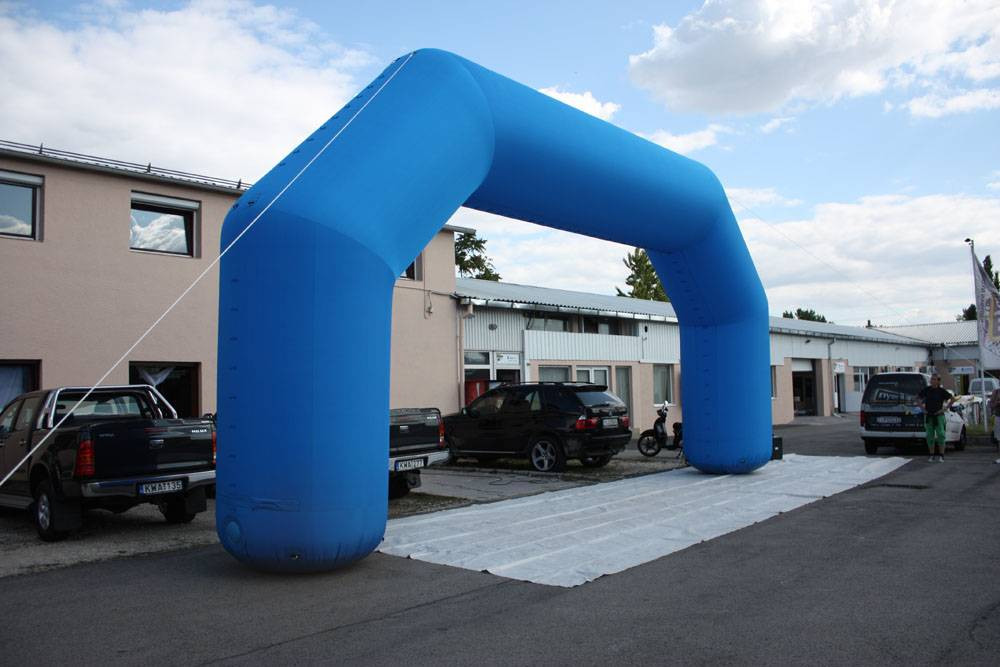 AUFBLASBARER TORBOGEN - 1060 x 155 x 518 cm - HELLBLAU - TOP-ZUSTAND!