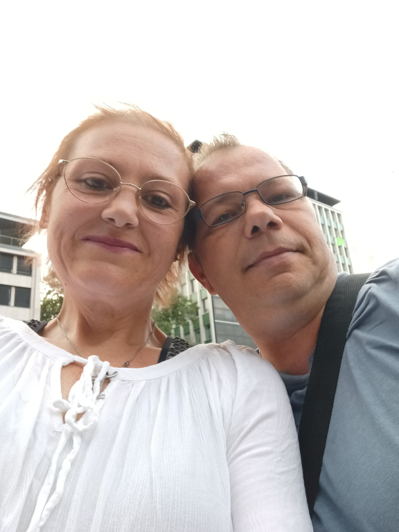 Paar mit zwei Hunden sucht Tätigkeit ohne Aufbau