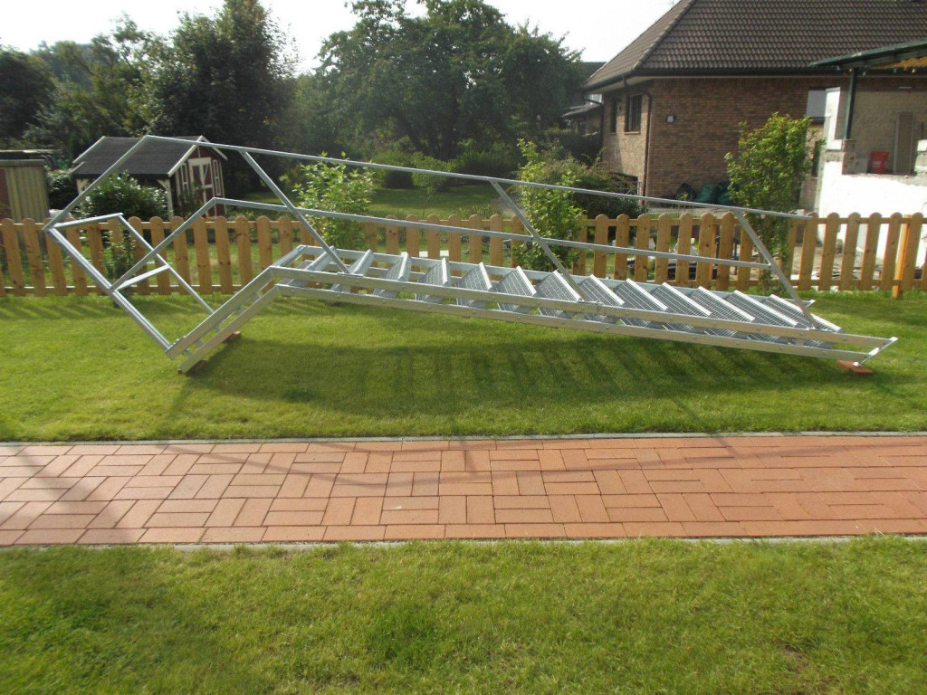 Stahltreppe,Aussentreppe,FEUERVOLLVERZINKT,Treppe mit Podest & Geländer