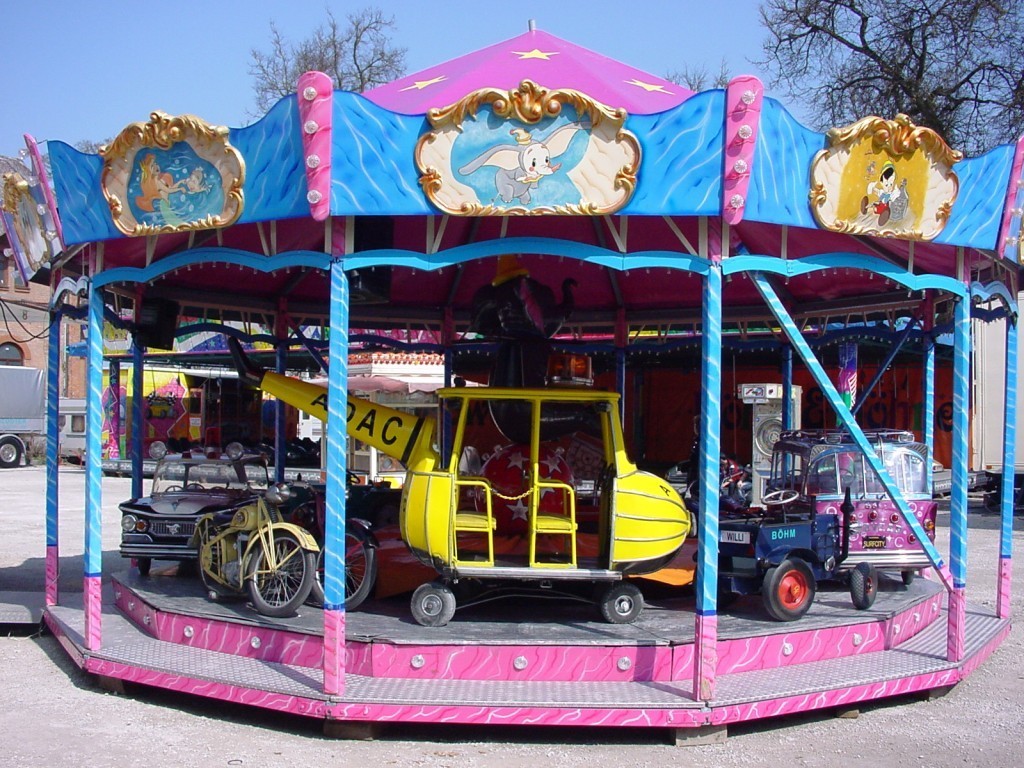 schausteller mit autoscooter , kettenkarussell, süsswaren.